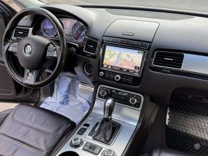 Brown Volkswagen Touareg 2015 in Jonava, with an engine capacity of 3.00 L and mileage of 275 thousand km for 15999 €, photo 34 on AUTOMOTO.COM.LV