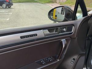 Brown Volkswagen Touareg 2015 in Jonava, with an engine capacity of 3.00 L and mileage of 275 thousand km for 15999 €, photo 35 on AUTOMOTO.COM.LV