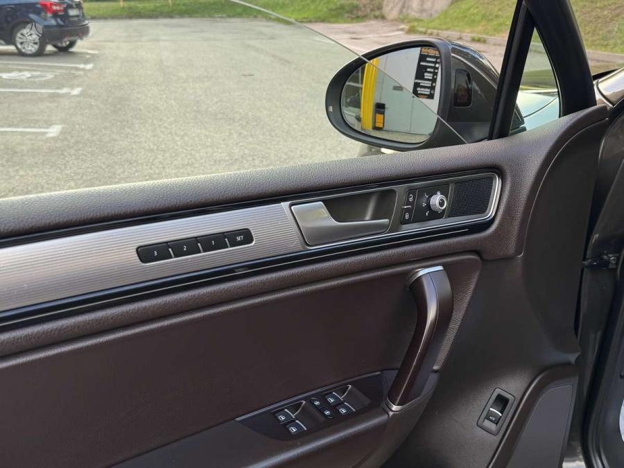 Brown Volkswagen Touareg 2015 in Jonava, with an engine capacity of 3.00 L and mileage of 275 thousand km for 15999 €, photo 35 on AUTOMOTO.COM.LV