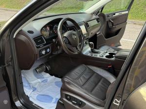 Brown Volkswagen Touareg 2015 in Jonava, with an engine capacity of 3.00 L and mileage of 275 thousand km for 15999 €, photo 36 on AUTOMOTO.COM.LV
