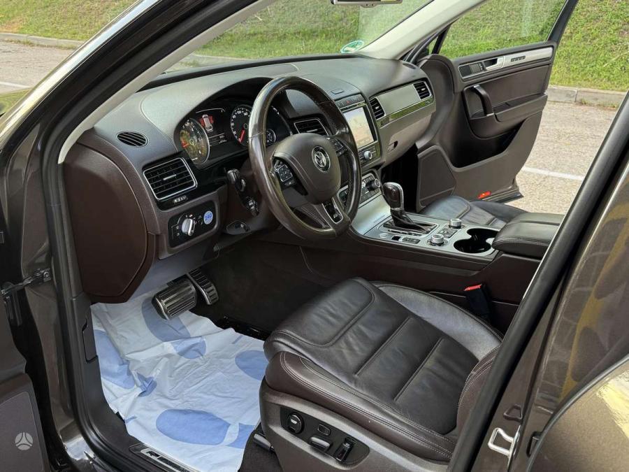 Brown Volkswagen Touareg 2015 in Jonava, with an engine capacity of 3.00 L and mileage of 275 thousand km for 15999 €, photo 36 on AUTOMOTO.COM.LV