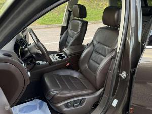 Brown Volkswagen Touareg 2015 in Jonava, with an engine capacity of 3.00 L and mileage of 275 thousand km for 15999 €, photo 37 on AUTOMOTO.COM.LV