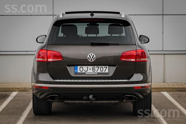Brown Volkswagen Touareg 2016 in Riga, with an engine capacity of 3.00 L and mileage of 214 thousand km for 15750 €, photo 5 on AUTOMOTO.COM.LV