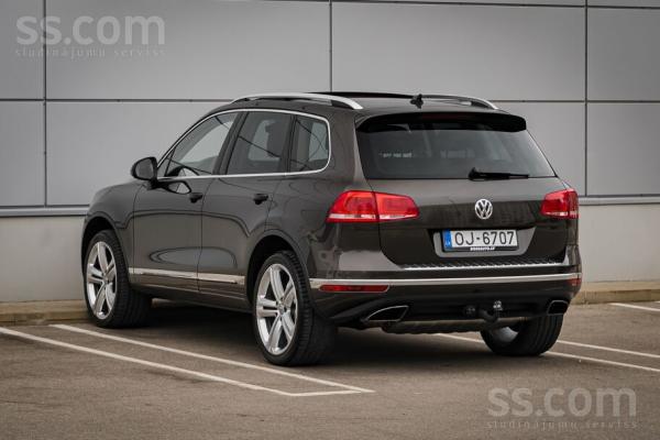 Brown Volkswagen Touareg 2016 in Riga, with an engine capacity of 3.00 L and mileage of 214 thousand km for 15750 €, photo 6 on AUTOMOTO.COM.LV