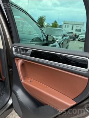 Brūns Volkswagen Touareg 2016 Rīga, ar dzinēja tilpumu 3.00 L un nobraukumu 266 tūkst. km par 14500 €, foto 13 vietnē AUTOMOTO.COM.LV