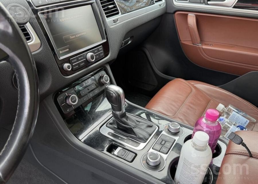 Brūns Volkswagen Touareg 2016 Rīga, ar dzinēja tilpumu 3.00 L un nobraukumu 266 tūkst. km par 14500 €, foto 17 vietnē AUTOMOTO.COM.LV