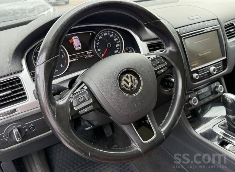 Brūns Volkswagen Touareg 2016 Rīga, ar dzinēja tilpumu 3.00 L un nobraukumu 266 tūkst. km par 14500 €, foto 18 vietnē AUTOMOTO.COM.LV