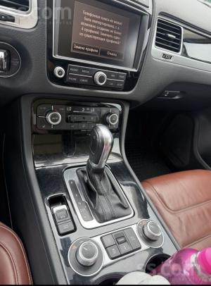 Brūns Volkswagen Touareg 2016 Rīga, ar dzinēja tilpumu 3.00 L un nobraukumu 266 tūkst. km par 14500 €, foto 19 vietnē AUTOMOTO.COM.LV