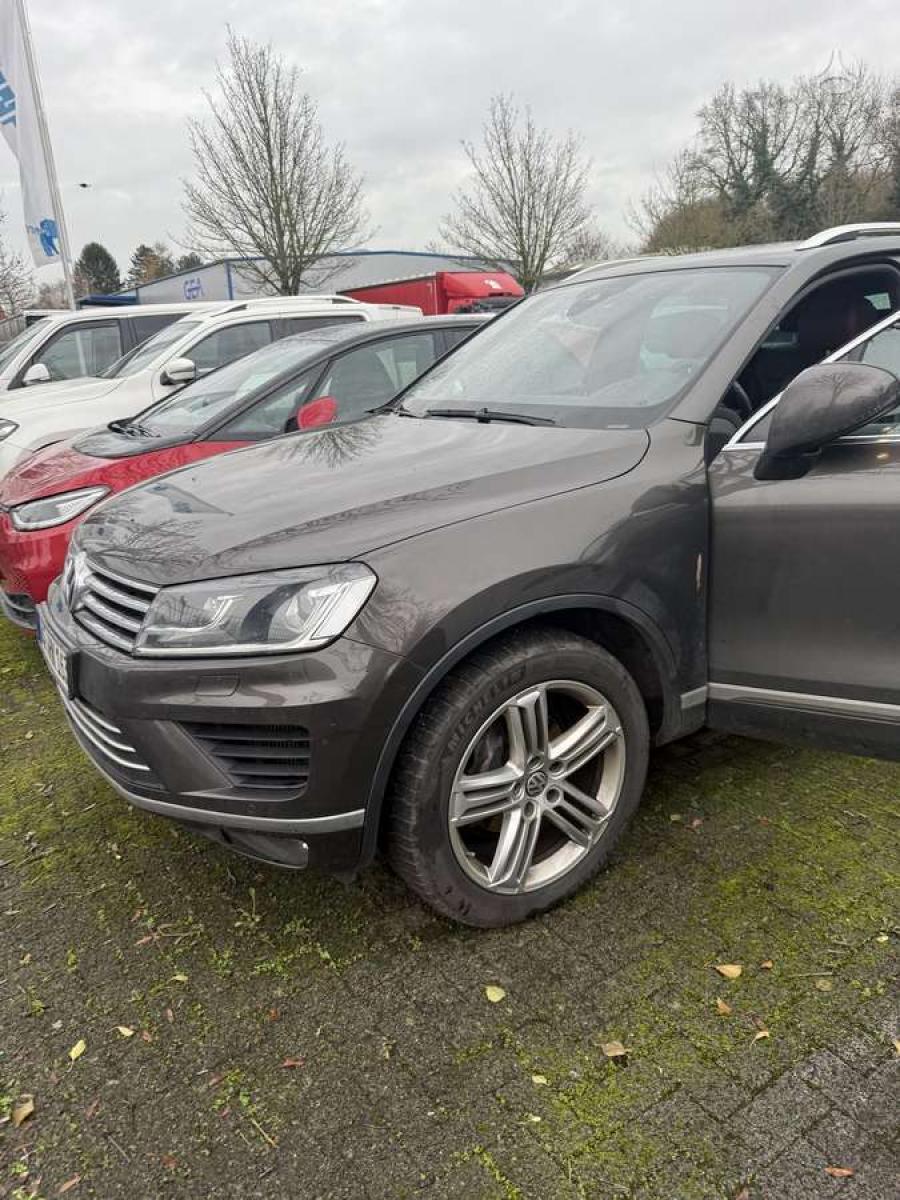 Brown Volkswagen Touareg 2017 in Jurbarkas, with an engine capacity of 2.97 L and mileage of 165 thousand km for 14519 €, photo 3 on AUTOMOTO.COM.LV