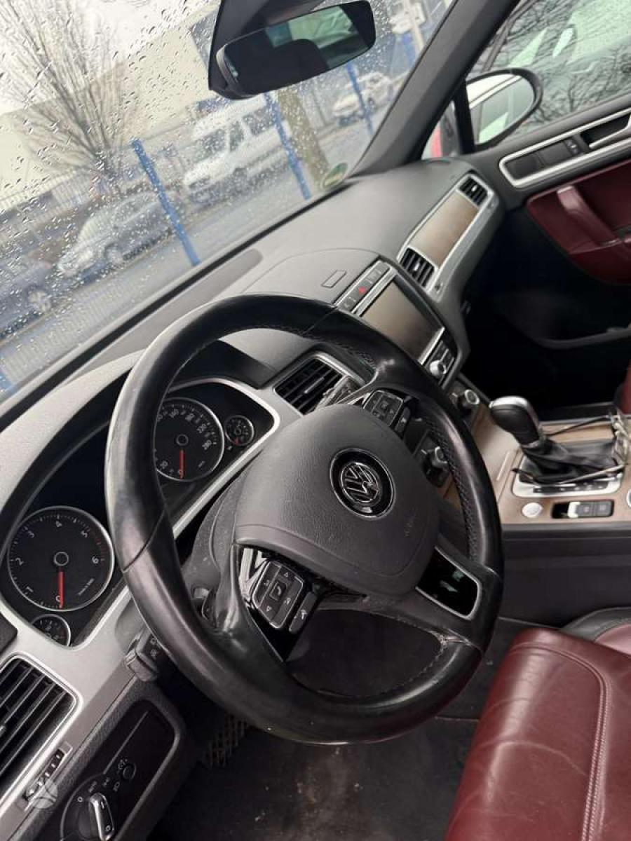 Brown Volkswagen Touareg 2017 in Jurbarkas, with an engine capacity of 2.97 L and mileage of 165 thousand km for 14519 €, photo 6 on AUTOMOTO.COM.LV