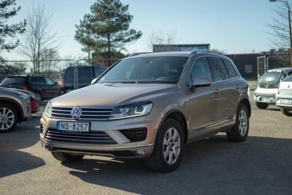 Brown Volkswagen Touareg 2017 in Riga, with an engine capacity of 3.00 L and mileage of 335 thousand km for 17500 €, photo 1 on AUTOMOTO.COM.LV