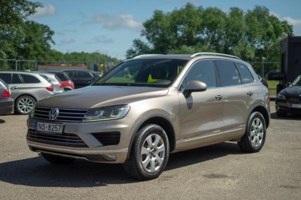 Brown Volkswagen Touareg 2017 in Riga, with an engine capacity of 3.00 L and mileage of 335 thousand km for 17500 €, photo 2 on AUTOMOTO.COM.LV