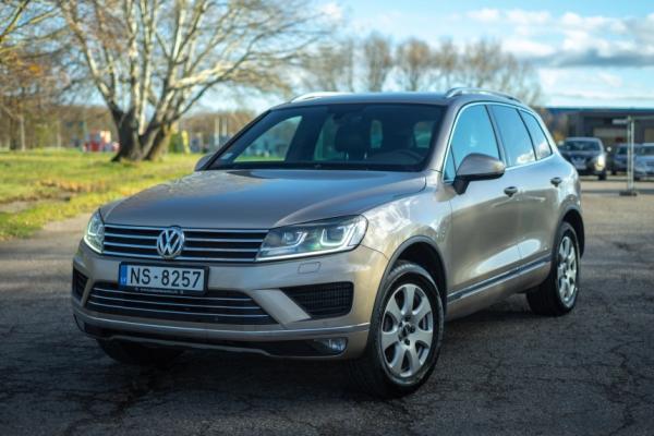 Brown Volkswagen Touareg 2017 in Riga, with an engine capacity of 3.00 L and mileage of 335 thousand km for 17500 €, photo 3 on AUTOMOTO.COM.LV