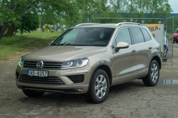 Brown Volkswagen Touareg 2017 in Riga, with an engine capacity of 3.00 L and mileage of 335 thousand km for 17500 €, photo 4 on AUTOMOTO.COM.LV