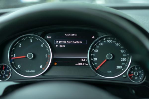 Brown Volkswagen Touareg 2017 in Riga, with an engine capacity of 3.00 L and mileage of 335 thousand km for 17500 €, photo 5 on AUTOMOTO.COM.LV
