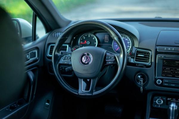 Brown Volkswagen Touareg 2017 in Riga, with an engine capacity of 3.00 L and mileage of 335 thousand km for 17500 €, photo 6 on AUTOMOTO.COM.LV