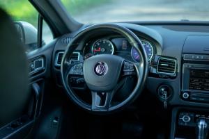 Brown Volkswagen Touareg 2017 in Riga, with an engine capacity of 3.00 L and mileage of 335 thousand km for 17500 €, photo 7 on AUTOMOTO.COM.LV