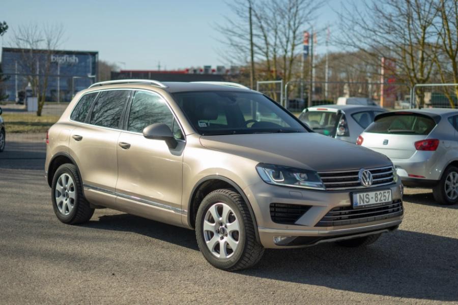 Brown Volkswagen Touareg 2017 in Riga, with an engine capacity of 3.00 L and mileage of 335 thousand km for 17500 €, photo 9 on AUTOMOTO.COM.LV