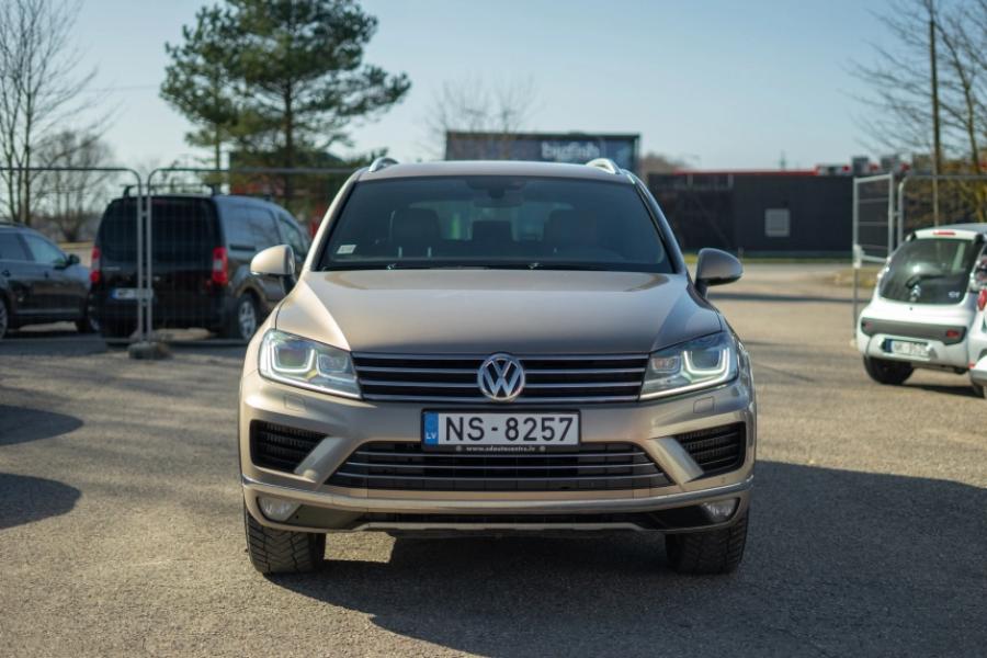 Brown Volkswagen Touareg 2017 in Riga, with an engine capacity of 3.00 L and mileage of 335 thousand km for 17500 €, photo 12 on AUTOMOTO.COM.LV