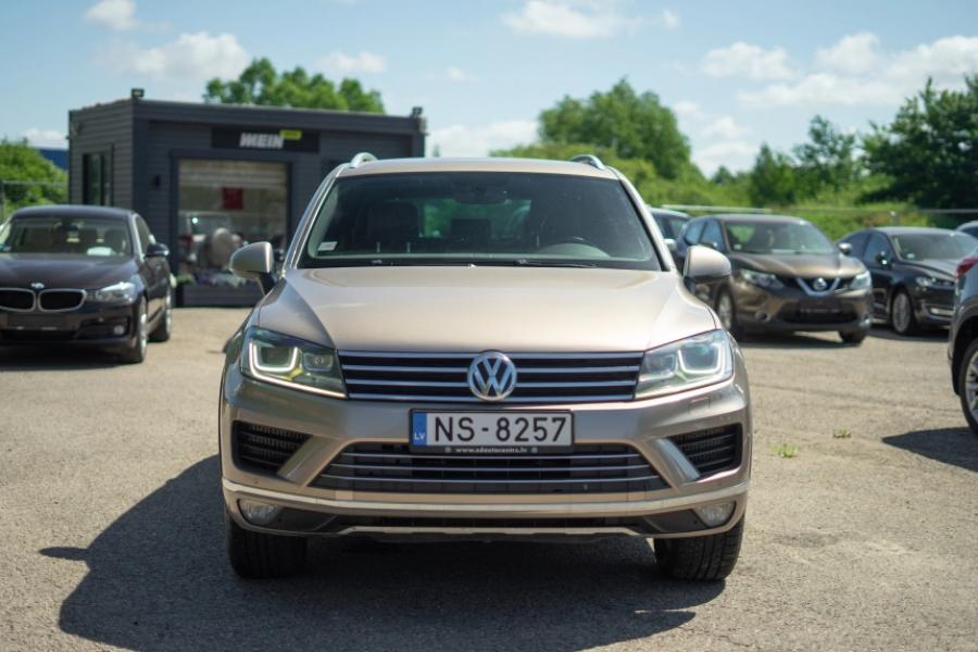 Brown Volkswagen Touareg 2017 in Riga, with an engine capacity of 3.00 L and mileage of 335 thousand km for 17500 €, photo 17 on AUTOMOTO.COM.LV