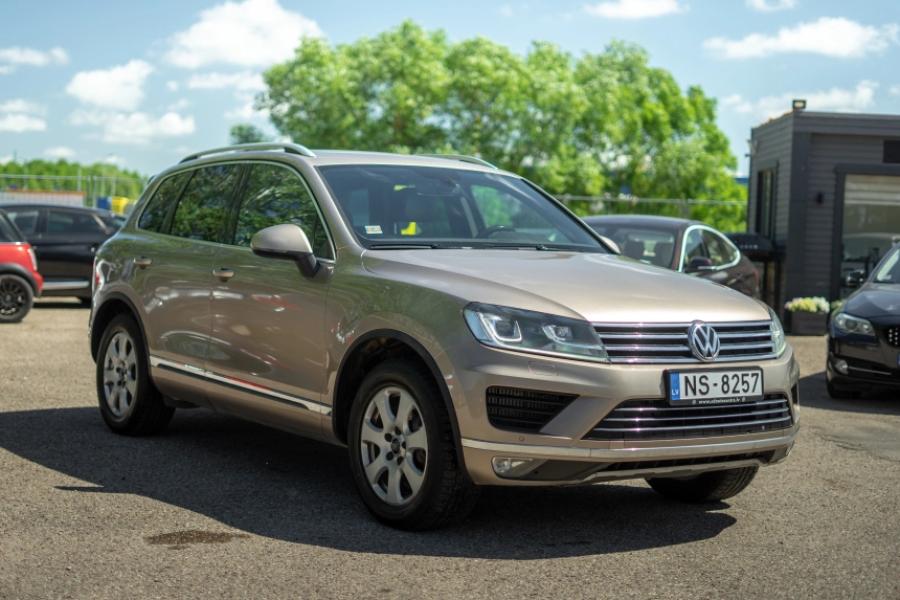 Brown Volkswagen Touareg 2017 in Riga, with an engine capacity of 3.00 L and mileage of 335 thousand km for 17500 €, photo 20 on AUTOMOTO.COM.LV