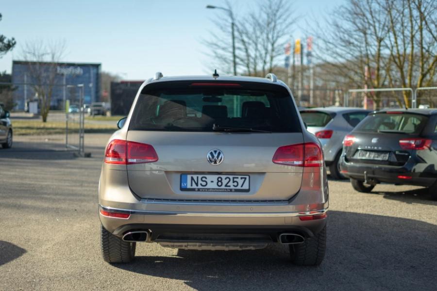 Brown Volkswagen Touareg 2017 in Riga, with an engine capacity of 3.00 L and mileage of 335 thousand km for 17500 €, photo 21 on AUTOMOTO.COM.LV