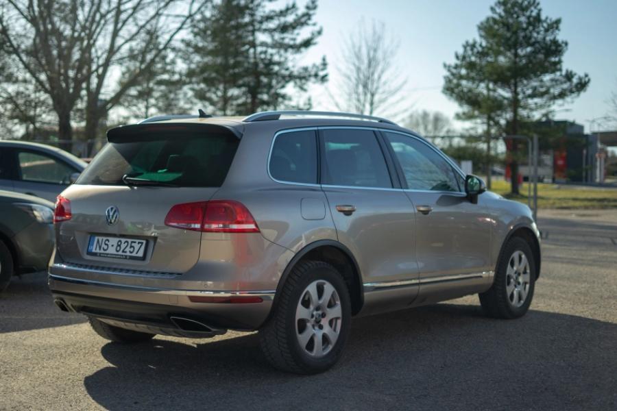 Brown Volkswagen Touareg 2017 in Riga, with an engine capacity of 3.00 L and mileage of 335 thousand km for 17500 €, photo 22 on AUTOMOTO.COM.LV