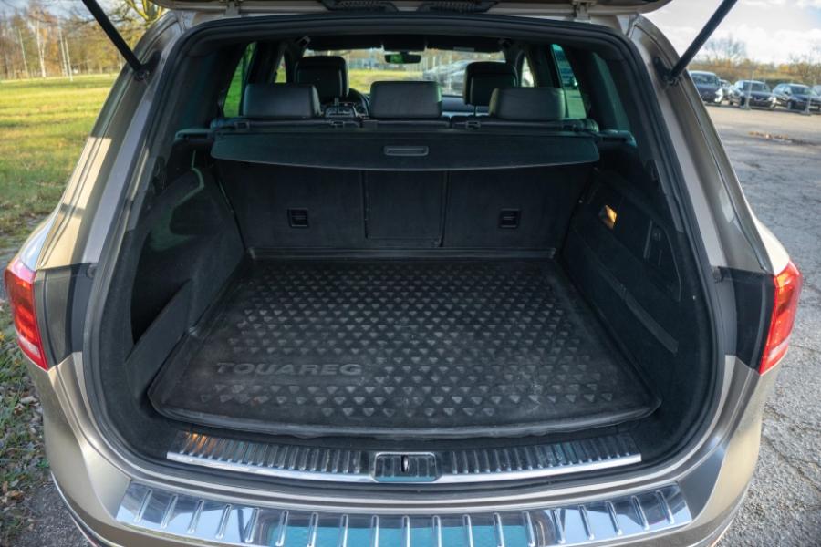 Brown Volkswagen Touareg 2017 in Riga, with an engine capacity of 3.00 L and mileage of 335 thousand km for 17500 €, photo 23 on AUTOMOTO.COM.LV