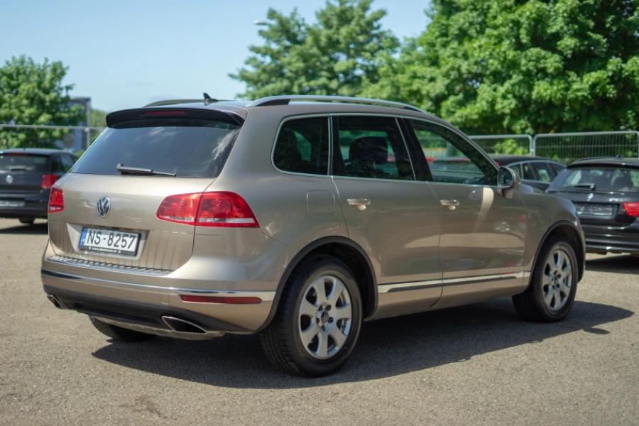 Brown Volkswagen Touareg 2017 in Riga, with an engine capacity of 3.00 L and mileage of 335 thousand km for 17500 €, photo 24 on AUTOMOTO.COM.LV