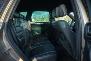 Brown Volkswagen Touareg 2017 in Riga, with an engine capacity of 3.00 L and mileage of 335 thousand km for 17500 €, photo 27 on AUTOMOTO.COM.LV