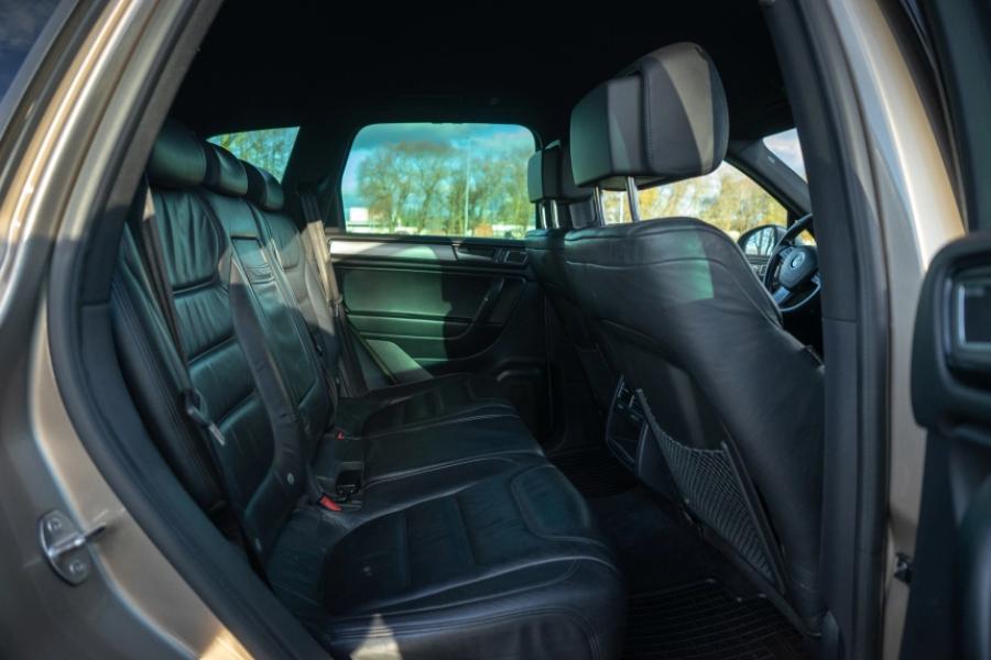Brown Volkswagen Touareg 2017 in Riga, with an engine capacity of 3.00 L and mileage of 335 thousand km for 17500 €, photo 27 on AUTOMOTO.COM.LV