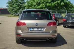 Brown Volkswagen Touareg 2017 in Riga, with an engine capacity of 3.00 L and mileage of 335 thousand km for 17500 €, photo 28 on AUTOMOTO.COM.LV