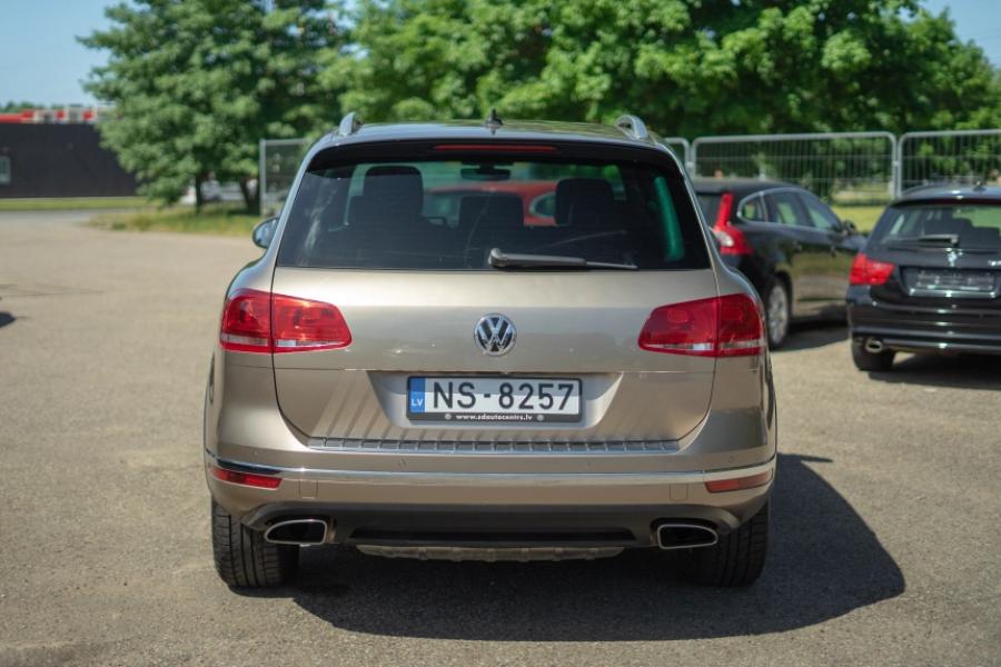 Brown Volkswagen Touareg 2017 in Riga, with an engine capacity of 3.00 L and mileage of 335 thousand km for 17500 €, photo 28 on AUTOMOTO.COM.LV