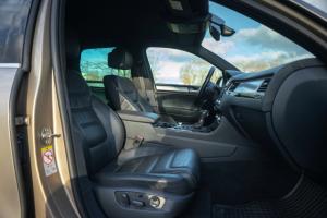 Brown Volkswagen Touareg 2017 in Riga, with an engine capacity of 3.00 L and mileage of 335 thousand km for 17500 €, photo 31 on AUTOMOTO.COM.LV
