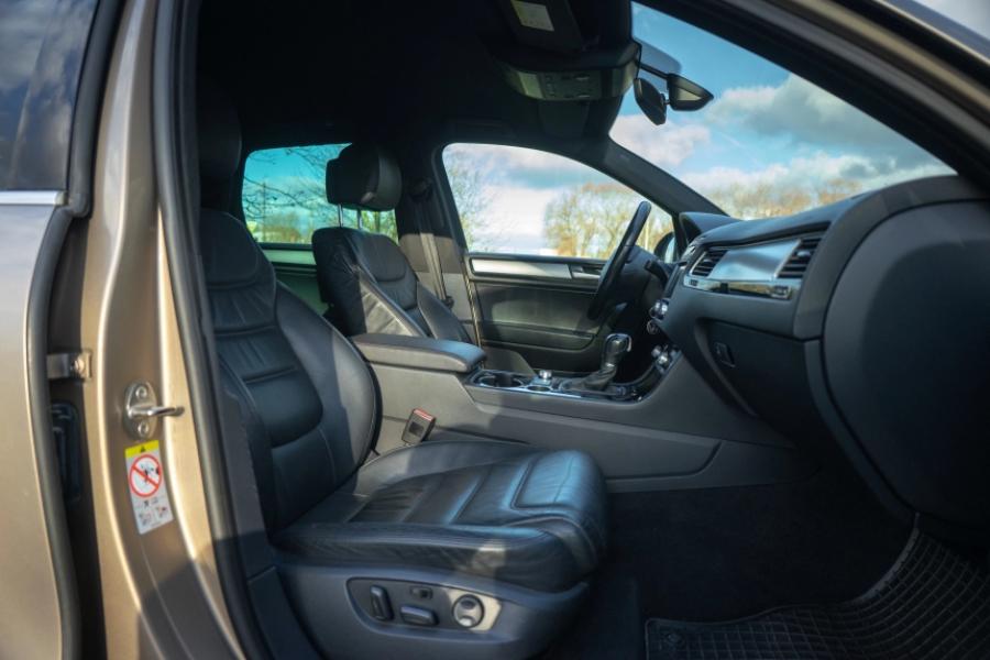 Brown Volkswagen Touareg 2017 in Riga, with an engine capacity of 3.00 L and mileage of 335 thousand km for 17500 €, photo 31 on AUTOMOTO.COM.LV