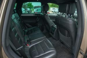 Brown Volkswagen Touareg 2017 in Riga, with an engine capacity of 3.00 L and mileage of 335 thousand km for 17500 €, photo 35 on AUTOMOTO.COM.LV