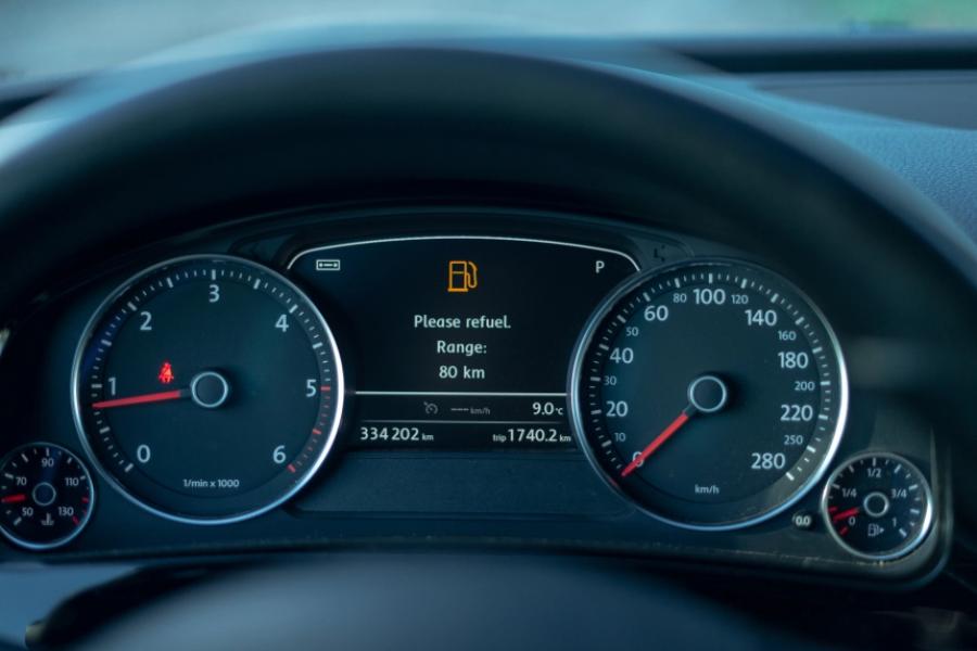 Brown Volkswagen Touareg 2017 in Riga, with an engine capacity of 3.00 L and mileage of 335 thousand km for 17500 €, photo 36 on AUTOMOTO.COM.LV