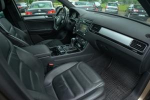 Brown Volkswagen Touareg 2017 in Riga, with an engine capacity of 3.00 L and mileage of 335 thousand km for 17500 €, photo 38 on AUTOMOTO.COM.LV