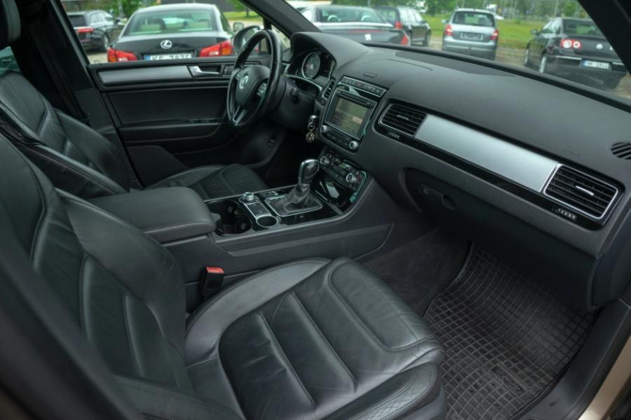 Brown Volkswagen Touareg 2017 in Riga, with an engine capacity of 3.00 L and mileage of 335 thousand km for 17500 €, photo 38 on AUTOMOTO.COM.LV