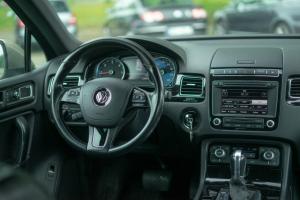 Brown Volkswagen Touareg 2017 in Riga, with an engine capacity of 3.00 L and mileage of 335 thousand km for 17500 €, photo 39 on AUTOMOTO.COM.LV