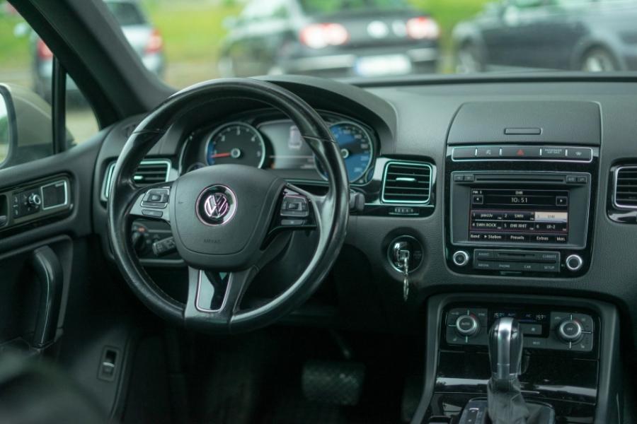 Brown Volkswagen Touareg 2017 in Riga, with an engine capacity of 3.00 L and mileage of 335 thousand km for 17500 €, photo 39 on AUTOMOTO.COM.LV