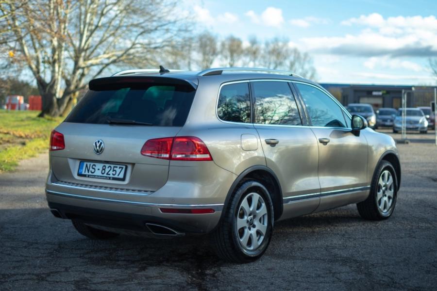 Brown Volkswagen Touareg 2017 in Riga, with an engine capacity of 3.00 L and mileage of 335 thousand km for 17500 €, photo 41 on AUTOMOTO.COM.LV
