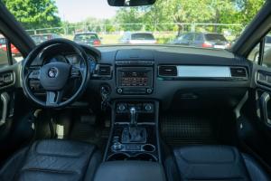 Brown Volkswagen Touareg 2017 in Riga, with an engine capacity of 3.00 L and mileage of 335 thousand km for 17500 €, photo 42 on AUTOMOTO.COM.LV