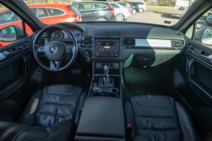 Brown Volkswagen Touareg 2017 in Riga, with an engine capacity of 3.00 L and mileage of 335 thousand km for 17500 €, photo 44 on AUTOMOTO.COM.LV