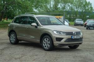 Brown Volkswagen Touareg 2017 in Riga, with an engine capacity of 3.00 L and mileage of 335 thousand km for 17500 €, photo 45 on AUTOMOTO.COM.LV