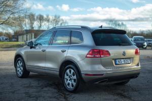 Brown Volkswagen Touareg 2017 in Riga, with an engine capacity of 3.00 L and mileage of 335 thousand km for 17500 €, photo 46 on AUTOMOTO.COM.LV