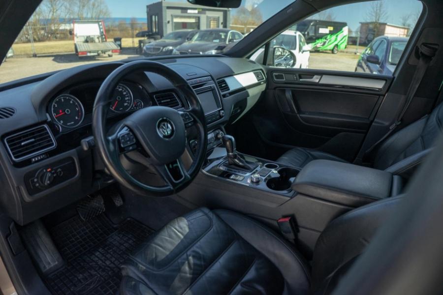 Brown Volkswagen Touareg 2017 in Riga, with an engine capacity of 3.00 L and mileage of 335 thousand km for 17500 €, photo 47 on AUTOMOTO.COM.LV