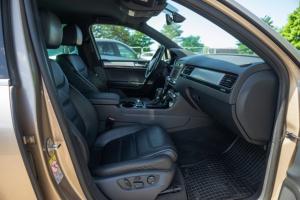 Brown Volkswagen Touareg 2017 in Riga, with an engine capacity of 3.00 L and mileage of 335 thousand km for 17500 €, photo 48 on AUTOMOTO.COM.LV