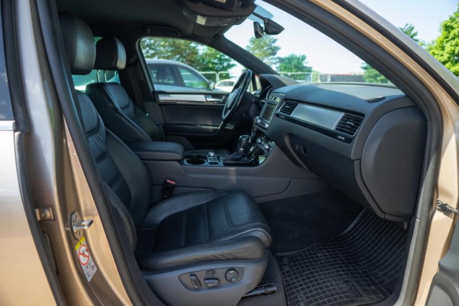 Brown Volkswagen Touareg 2017 in Riga, with an engine capacity of 3.00 L and mileage of 335 thousand km for 17500 €, photo 48 on AUTOMOTO.COM.LV