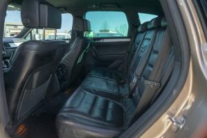 Brown Volkswagen Touareg 2017 in Riga, with an engine capacity of 3.00 L and mileage of 335 thousand km for 17500 €, photo 49 on AUTOMOTO.COM.LV
